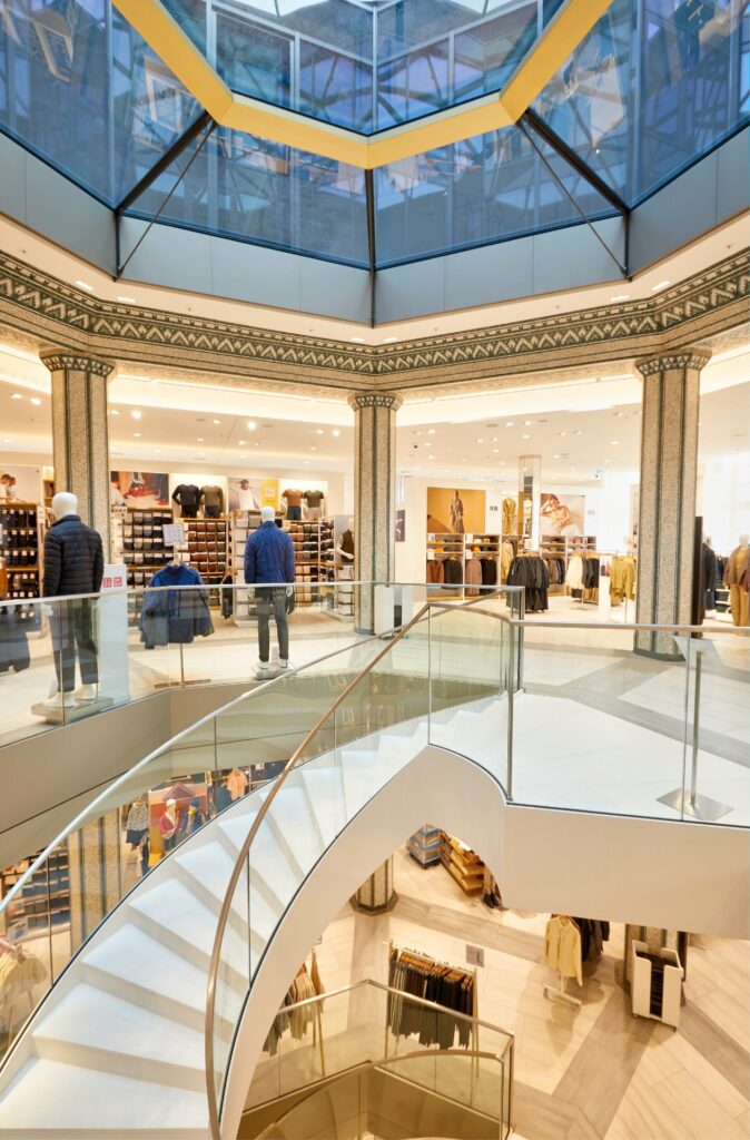 Ein Jahr UNIQLO im Alten Wall: „Blau in allen Nuancen steht in Hamburg ...
